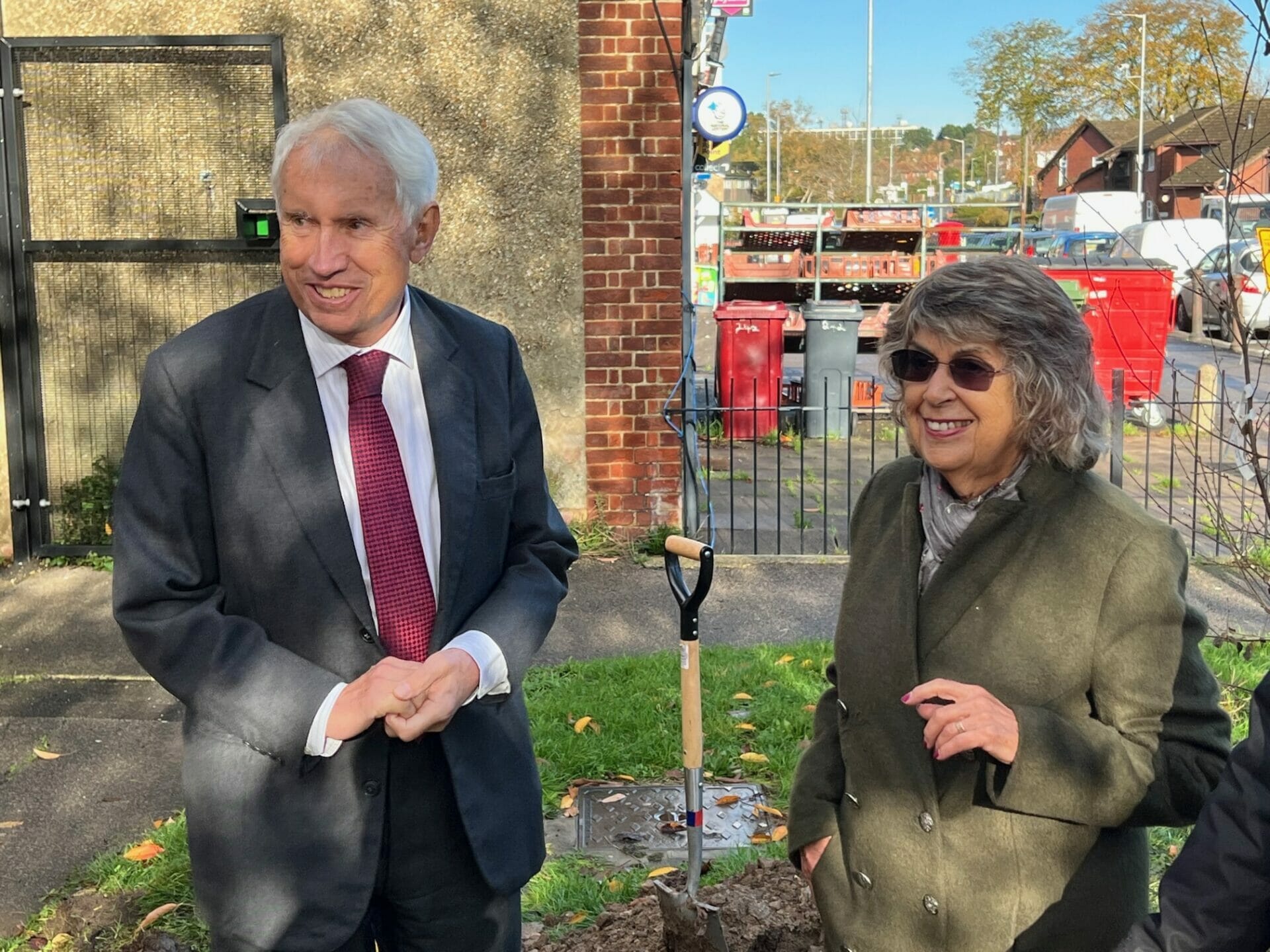 Royal recognition: Lord-Lieutenant plants tree at Whitley CDA – Reading ...