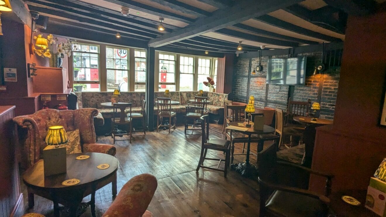 The sun rises once more: Heartwood reopens Reading’s oldest pub as The ...