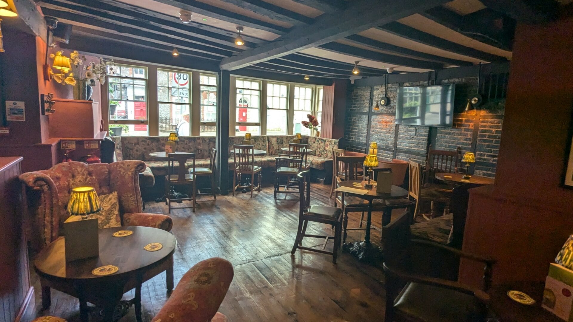 The sun rises once more: Heartwood reopens Reading’s oldest pub as The ...